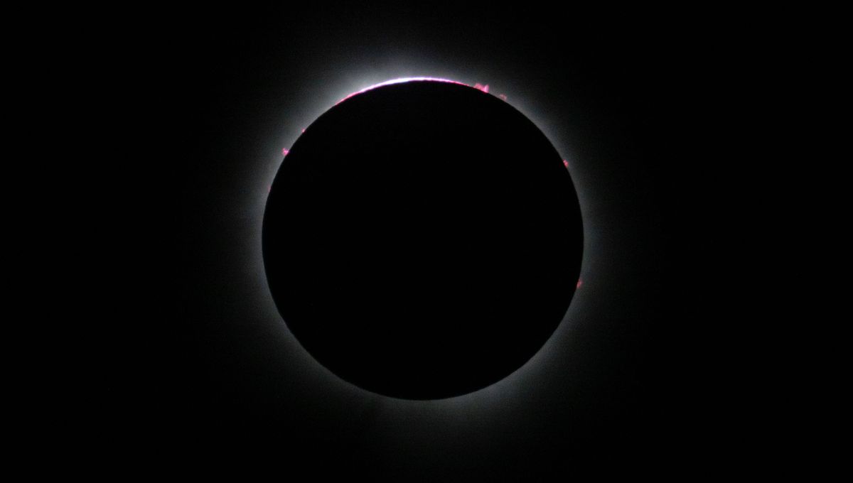 El eclipse solar total estuvo rodeado de serpentinas de color rosa ...